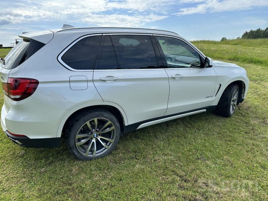 Balts BMW X5 2015 Jēkabpils, ar dzinēja tilpumu 4.00 L un nobraukumu 298 tūkst. km par 18250 €, foto 4 vietnē AUTOMOTO.COM.LV