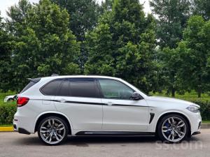 White BMW X5 2015 in Riga, with an engine capacity of 3.00 L and mileage of 64 thousand km for 34000 €, photo 3 on AUTOMOTO.COM.LV