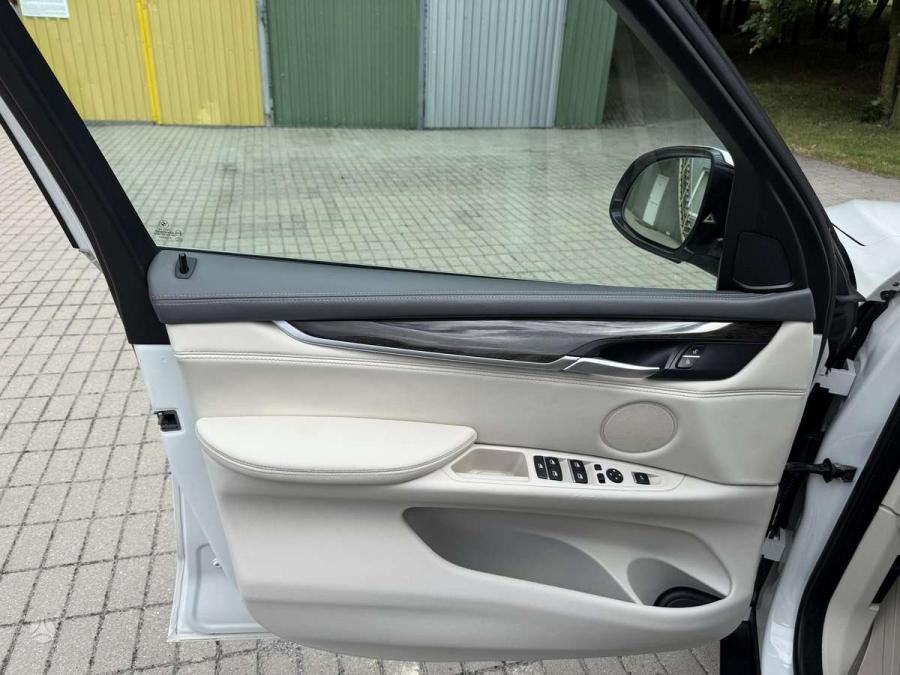 White BMW X5 2015 in Marijampole, with an engine capacity of 2.99 L and mileage of 226 thousand km for 16500 €, photo 14 on AUTOMOTO.COM.LV