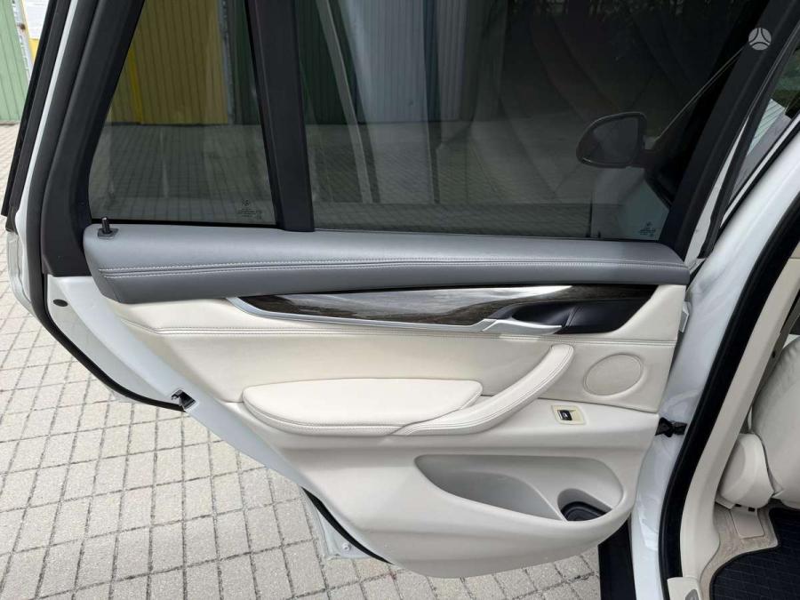 White BMW X5 2015 in Marijampole, with an engine capacity of 2.99 L and mileage of 226 thousand km for 16500 €, photo 15 on AUTOMOTO.COM.LV