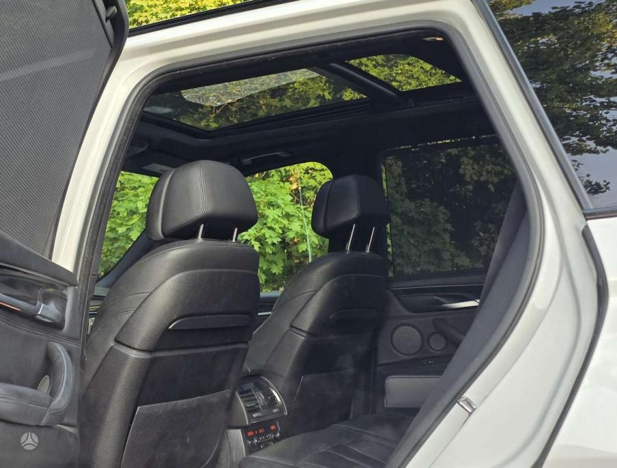 White BMW X5 2015 in Vilnius, with an engine capacity of 4.40 L and mileage of 215 thousand km for 18500 €, photo 8 on AUTOMOTO.COM.LV