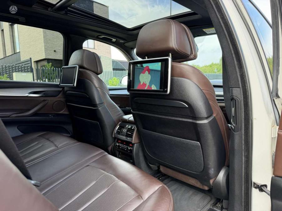 White BMW X5 2015 in Kaunas, with an engine capacity of 2.99 L and mileage of 301 thousand km for 18800 €, photo 16 on AUTOMOTO.COM.LV