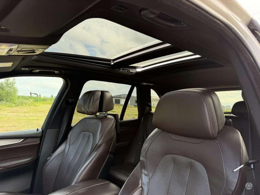 White BMW X5 2015 in Kaunas, with an engine capacity of 2.99 L and mileage of 301 thousand km for 18800 €, photo 17 on AUTOMOTO.COM.LV