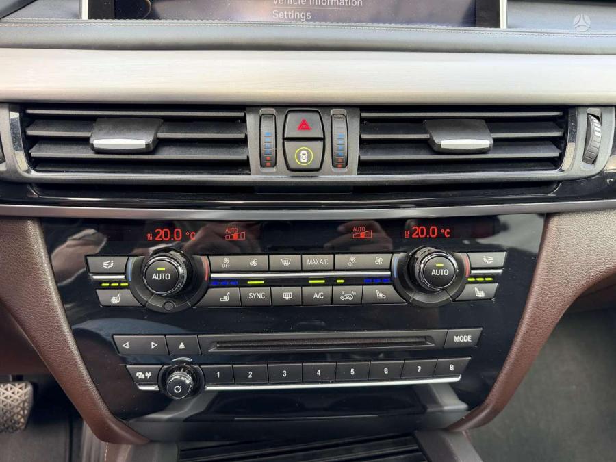 White BMW X5 2015 in Kaunas, with an engine capacity of 2.99 L and mileage of 301 thousand km for 18800 €, photo 19 on AUTOMOTO.COM.LV