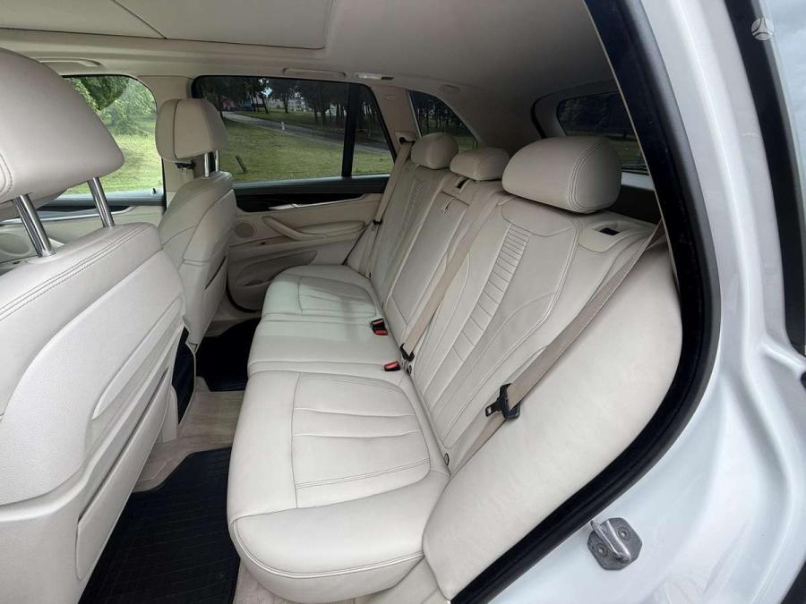White BMW X5 2015 in Marijampole, with an engine capacity of 2.99 L and mileage of 226 thousand km for 16300 €, photo 12 on AUTOMOTO.COM.LV
