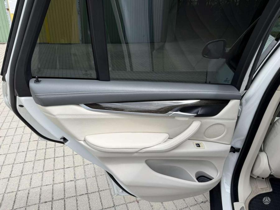 White BMW X5 2015 in Marijampole, with an engine capacity of 2.99 L and mileage of 226 thousand km for 16300 €, photo 20 on AUTOMOTO.COM.LV