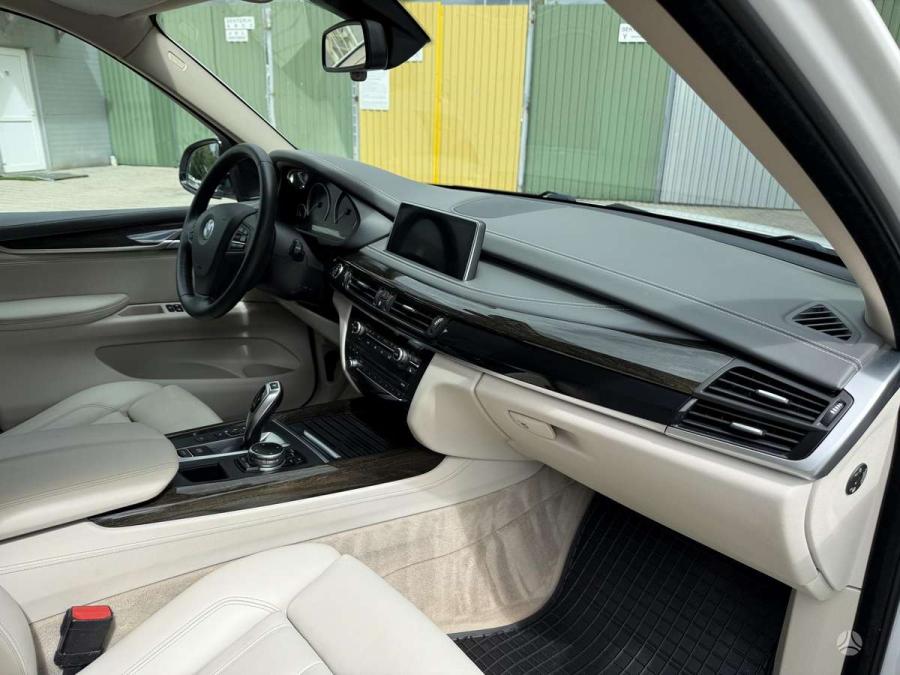 White BMW X5 2015 in Marijampole, with an engine capacity of 2.99 L and mileage of 226 thousand km for 16300 €, photo 23 on AUTOMOTO.COM.LV
