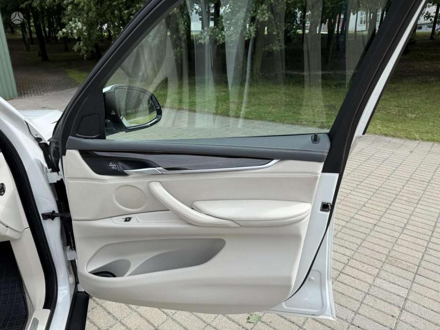 White BMW X5 2015 in Marijampole, with an engine capacity of 2.99 L and mileage of 226 thousand km for 16300 €, photo 24 on AUTOMOTO.COM.LV