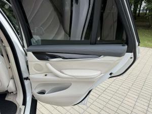 White BMW X5 2015 in Marijampole, with an engine capacity of 2.99 L and mileage of 226 thousand km for 16300 €, photo 25 on AUTOMOTO.COM.LV