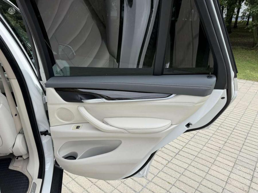 White BMW X5 2015 in Marijampole, with an engine capacity of 2.99 L and mileage of 226 thousand km for 16300 €, photo 25 on AUTOMOTO.COM.LV