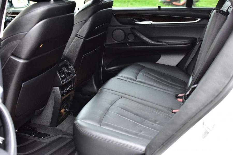 White BMW X5 2015 in Kretinga, with an engine capacity of 4.40 L and mileage of 239 thousand km for 11999 €, photo 15 on AUTOMOTO.COM.LV