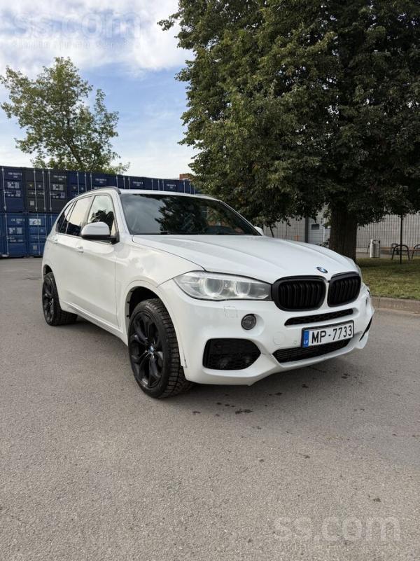 White BMW X5 2015 in Riga, with an engine capacity of 3.00 L and mileage of 266 thousand km for 13550 €, photo 1 on AUTOMOTO.COM.LV
