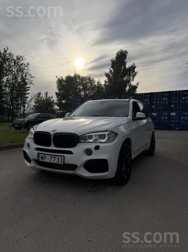 White BMW X5 2015 in Riga, with an engine capacity of 3.00 L and mileage of 266 thousand km for 13550 €, photo 2 on AUTOMOTO.COM.LV
