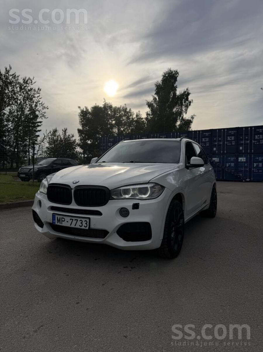 White BMW X5 2015 in Riga, with an engine capacity of 3.00 L and mileage of 266 thousand km for 13550 €, photo 3 on AUTOMOTO.COM.LV