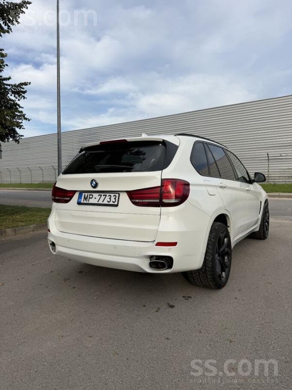 White BMW X5 2015 in Riga, with an engine capacity of 3.00 L and mileage of 266 thousand km for 13550 €, photo 3 on AUTOMOTO.COM.LV