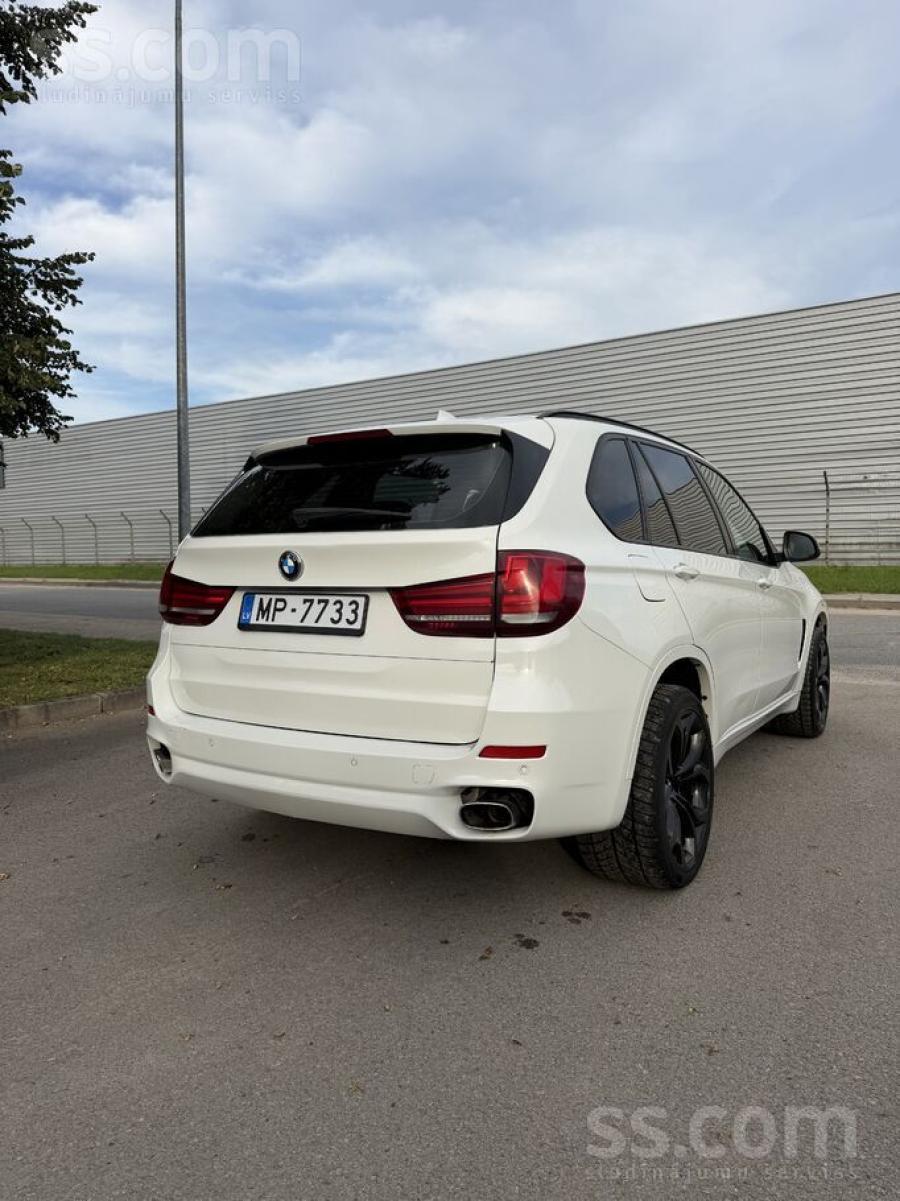 White BMW X5 2015 in Riga, with an engine capacity of 3.00 L and mileage of 266 thousand km for 13550 €, photo 4 on AUTOMOTO.COM.LV