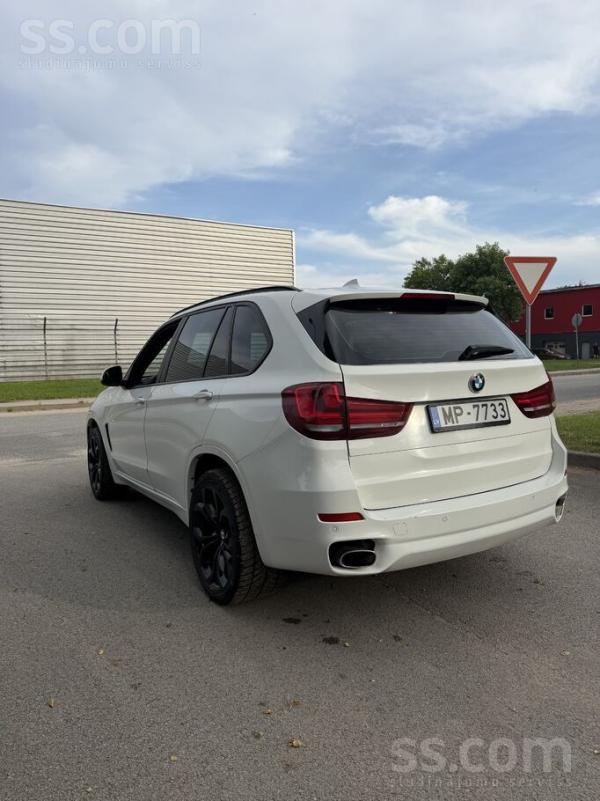 White BMW X5 2015 in Riga, with an engine capacity of 3.00 L and mileage of 266 thousand km for 13550 €, photo 4 on AUTOMOTO.COM.LV