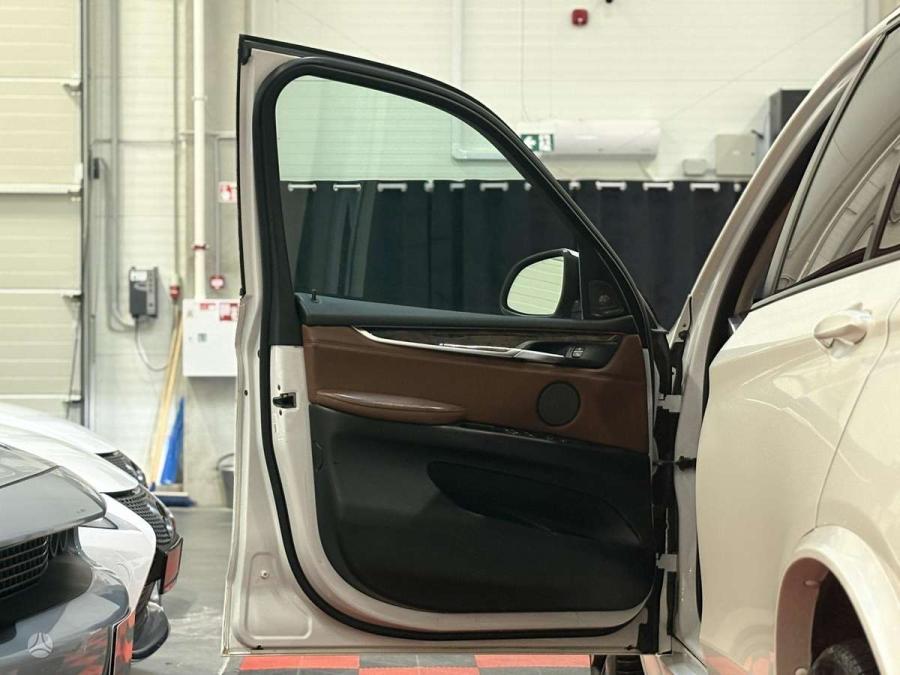White BMW X5 2015 in Vilnius, with an engine capacity of 2.98 L and mileage of 186 thousand km for 16500 €, photo 12 on AUTOMOTO.COM.LV
