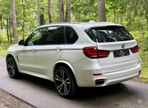 White BMW X5 2015 in Kursenai, with an engine capacity of 2.99 L and mileage of 268 thousand km for 19900 €, photo 5 on AUTOMOTO.COM.LV