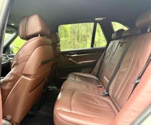 White BMW X5 2015 in Kursenai, with an engine capacity of 2.99 L and mileage of 268 thousand km for 19900 €, photo 9 on AUTOMOTO.COM.LV
