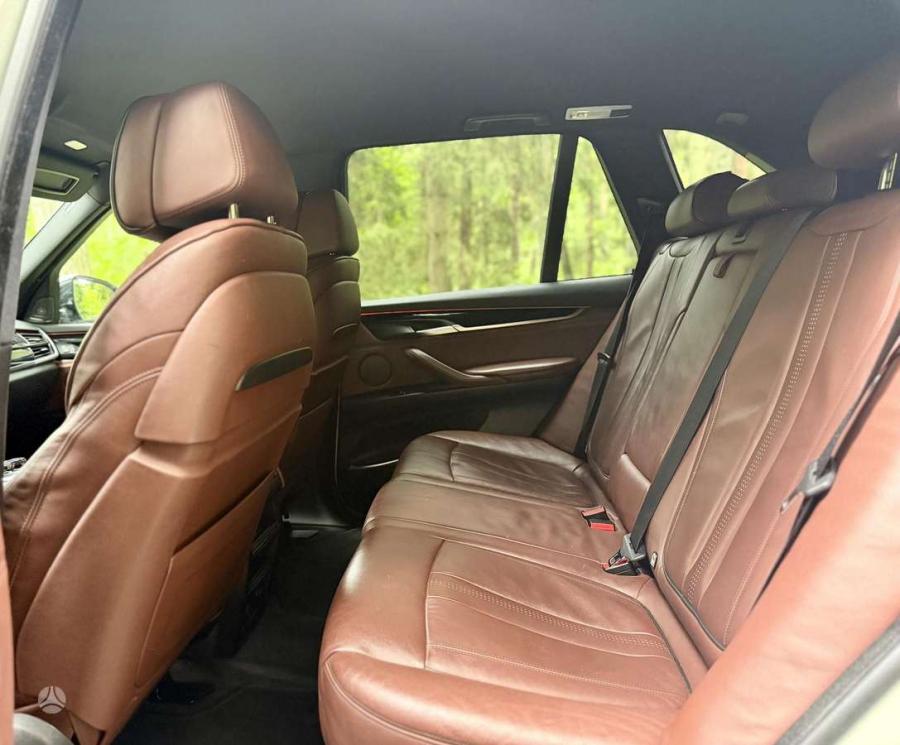 White BMW X5 2015 in Kursenai, with an engine capacity of 2.99 L and mileage of 268 thousand km for 19900 €, photo 9 on AUTOMOTO.COM.LV
