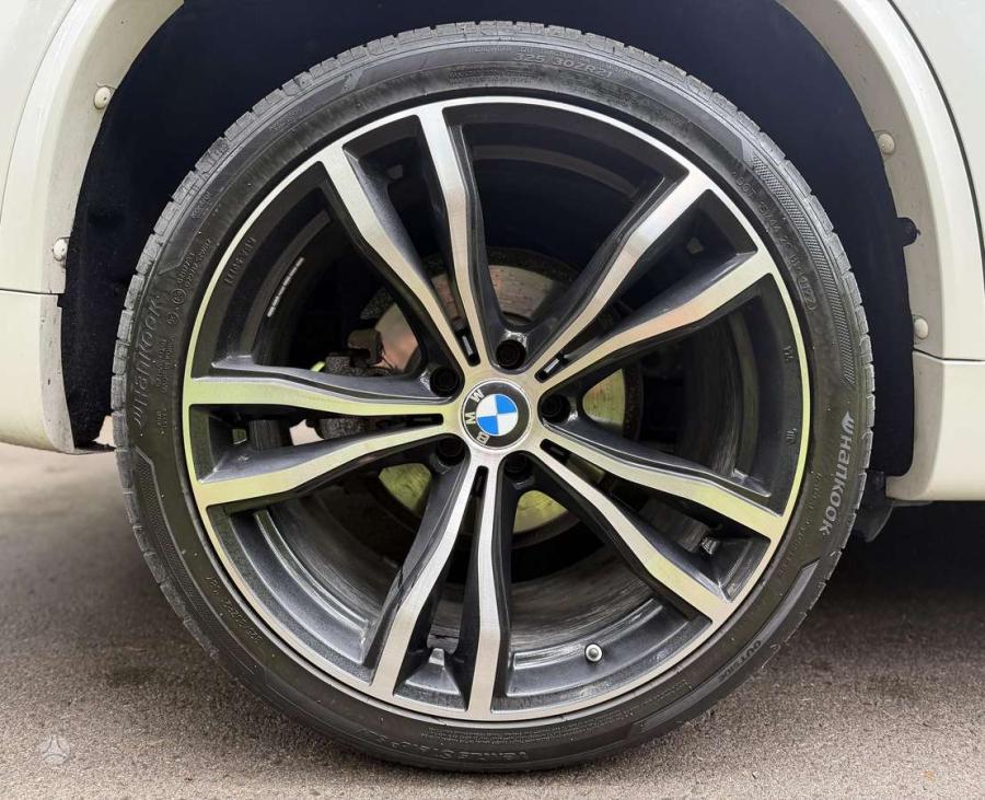 White BMW X5 2015 in Kursenai, with an engine capacity of 2.99 L and mileage of 268 thousand km for 19900 €, photo 24 on AUTOMOTO.COM.LV
