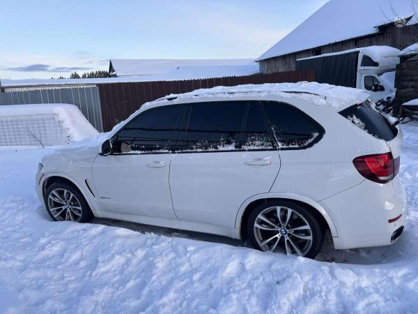 White BMW X5 2016 in Kaunas, with an engine capacity of 4.40 L and mileage of 324 thousand km for 13800 €, photo 1 on AUTOMOTO.COM.LV