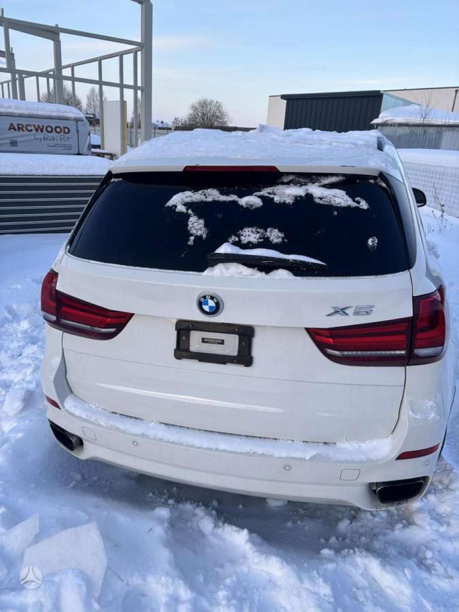 White BMW X5 2016 in Kaunas, with an engine capacity of 4.40 L and mileage of 324 thousand km for 13800 €, photo 3 on AUTOMOTO.COM.LV
