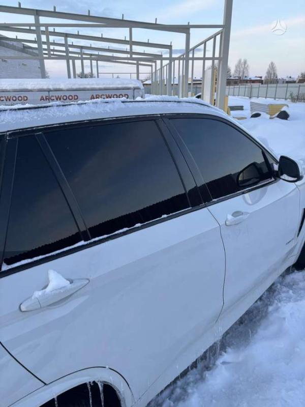 White BMW X5 2016 in Kaunas, with an engine capacity of 4.40 L and mileage of 324 thousand km for 13800 €, photo 8 on AUTOMOTO.COM.LV