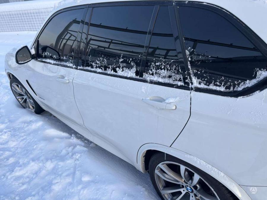 White BMW X5 2016 in Kaunas, with an engine capacity of 4.40 L and mileage of 324 thousand km for 13800 €, photo 17 on AUTOMOTO.COM.LV