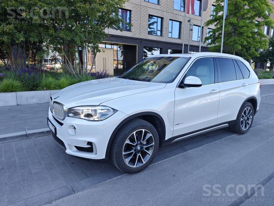 White BMW X5 2016 in Riga, with an engine capacity of 3.00 L and mileage of 88 thousand km for 19900 €, photo 3 on AUTOMOTO.COM.LV