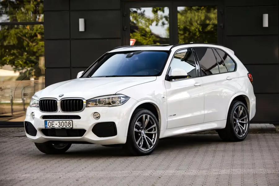 White BMW X5 2016 in Jelgava, with an engine capacity of 3.00 L and mileage of 197 thousand km for 29900 €, photo 1 on AUTOMOTO.COM.LV