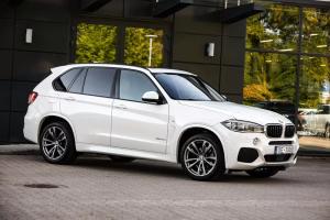 White BMW X5 2016 in Jelgava, with an engine capacity of 3.00 L and mileage of 197 thousand km for 29900 €, photo 3 on AUTOMOTO.COM.LV