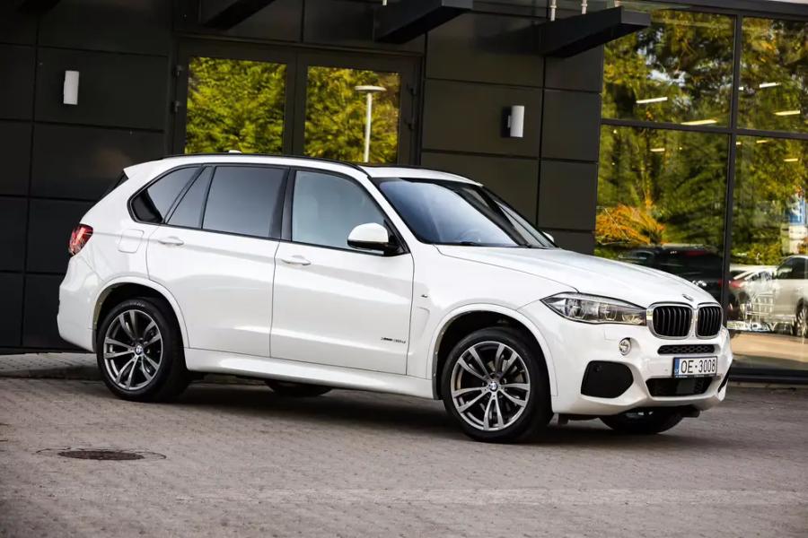 White BMW X5 2016 in Jelgava, with an engine capacity of 3.00 L and mileage of 197 thousand km for 29900 €, photo 3 on AUTOMOTO.COM.LV