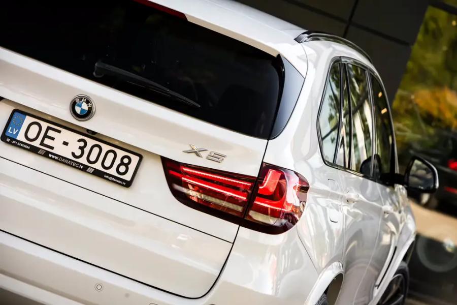 White BMW X5 2016 in Jelgava, with an engine capacity of 3.00 L and mileage of 197 thousand km for 29900 €, photo 7 on AUTOMOTO.COM.LV