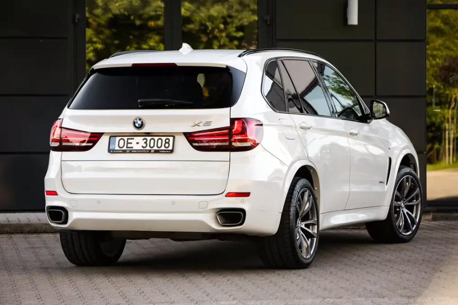 White BMW X5 2016 in Jelgava, with an engine capacity of 3.00 L and mileage of 197 thousand km for 29900 €, photo 8 on AUTOMOTO.COM.LV
