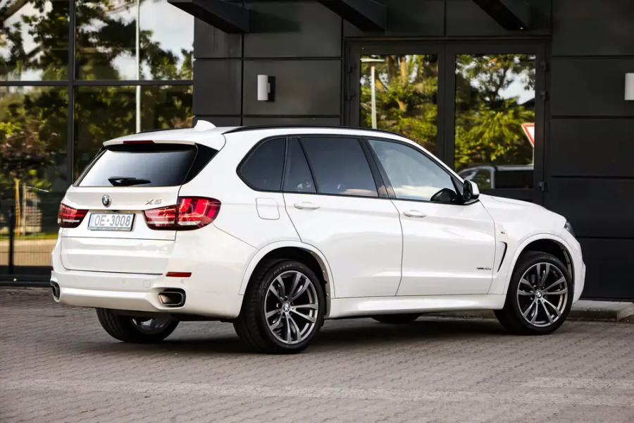 White BMW X5 2016 in Jelgava, with an engine capacity of 3.00 L and mileage of 197 thousand km for 29900 €, photo 9 on AUTOMOTO.COM.LV