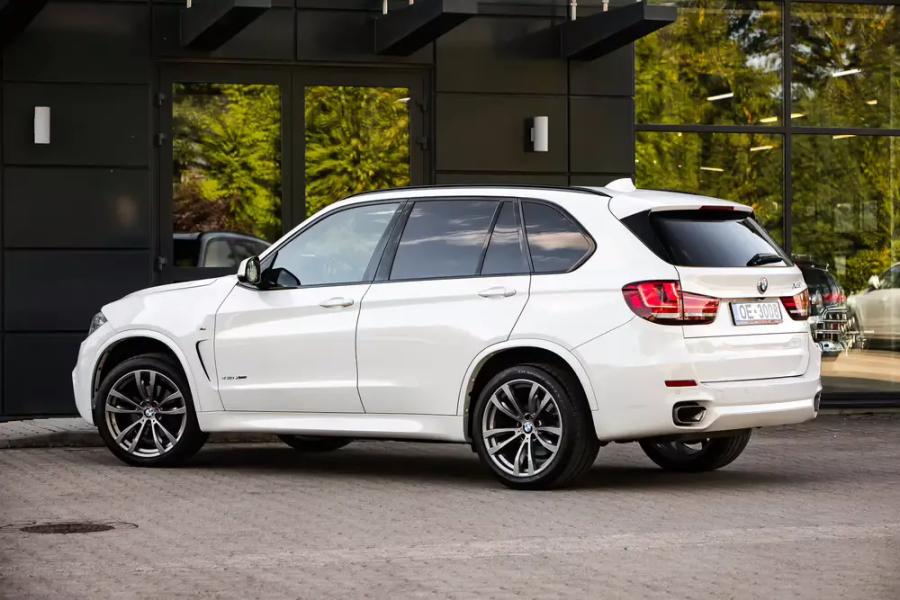 White BMW X5 2016 in Jelgava, with an engine capacity of 3.00 L and mileage of 197 thousand km for 29900 €, photo 10 on AUTOMOTO.COM.LV