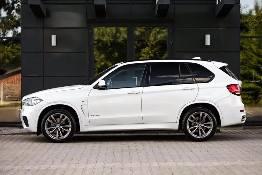 White BMW X5 2016 in Jelgava, with an engine capacity of 3.00 L and mileage of 197 thousand km for 29900 €, photo 12 on AUTOMOTO.COM.LV