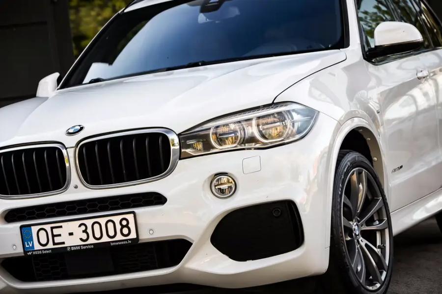 White BMW X5 2016 in Jelgava, with an engine capacity of 3.00 L and mileage of 197 thousand km for 29900 €, photo 14 on AUTOMOTO.COM.LV