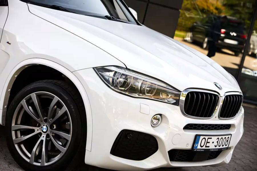 White BMW X5 2016 in Jelgava, with an engine capacity of 3.00 L and mileage of 197 thousand km for 29900 €, photo 17 on AUTOMOTO.COM.LV