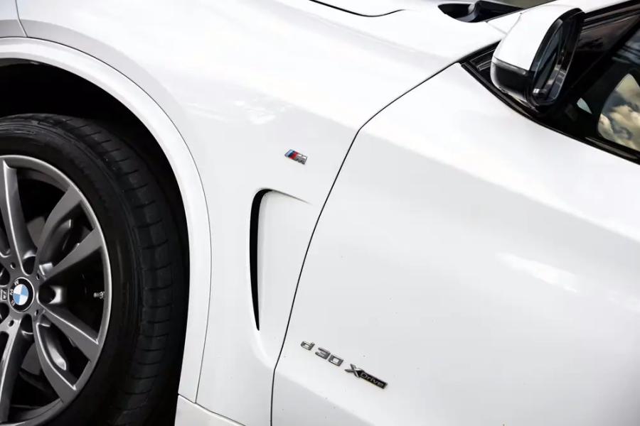 White BMW X5 2016 in Jelgava, with an engine capacity of 3.00 L and mileage of 197 thousand km for 29900 €, photo 21 on AUTOMOTO.COM.LV