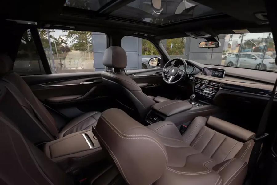 White BMW X5 2016 in Jelgava, with an engine capacity of 3.00 L and mileage of 197 thousand km for 29900 €, photo 28 on AUTOMOTO.COM.LV