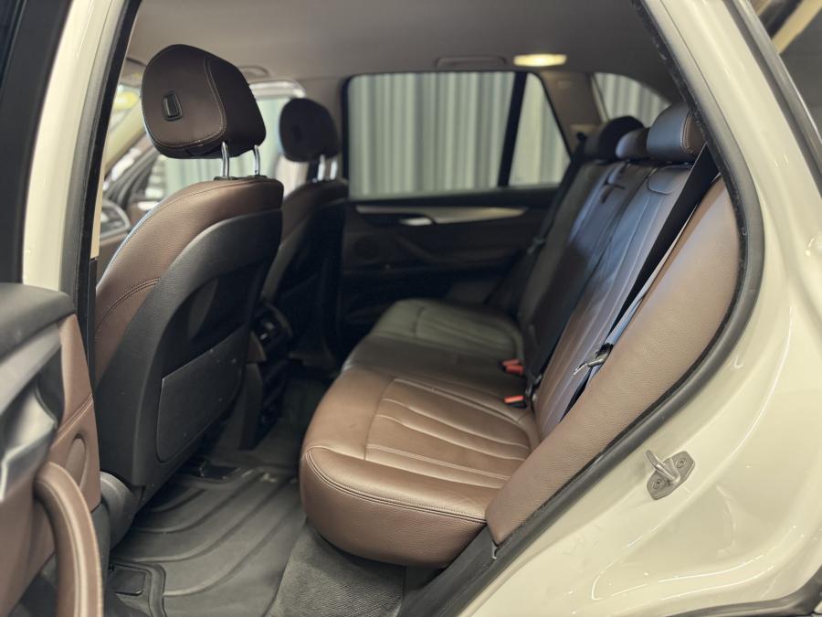 Balts BMW X5 2016 Rīga, ar dzinēja tilpumu 2.00 L un nobraukumu 182 tūkst. km par 20599 €, foto 24 vietnē AUTOMOTO.COM.LV