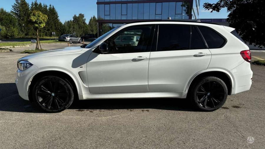 White BMW X5 2016 in Vilnius, with an engine capacity of 2.99 L and mileage of 316 thousand km for 19200 €, photo 4 on AUTOMOTO.COM.LV