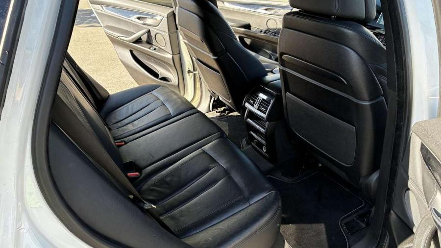 White BMW X5 2016 in Vilnius, with an engine capacity of 2.99 L and mileage of 316 thousand km for 19200 €, photo 11 on AUTOMOTO.COM.LV
