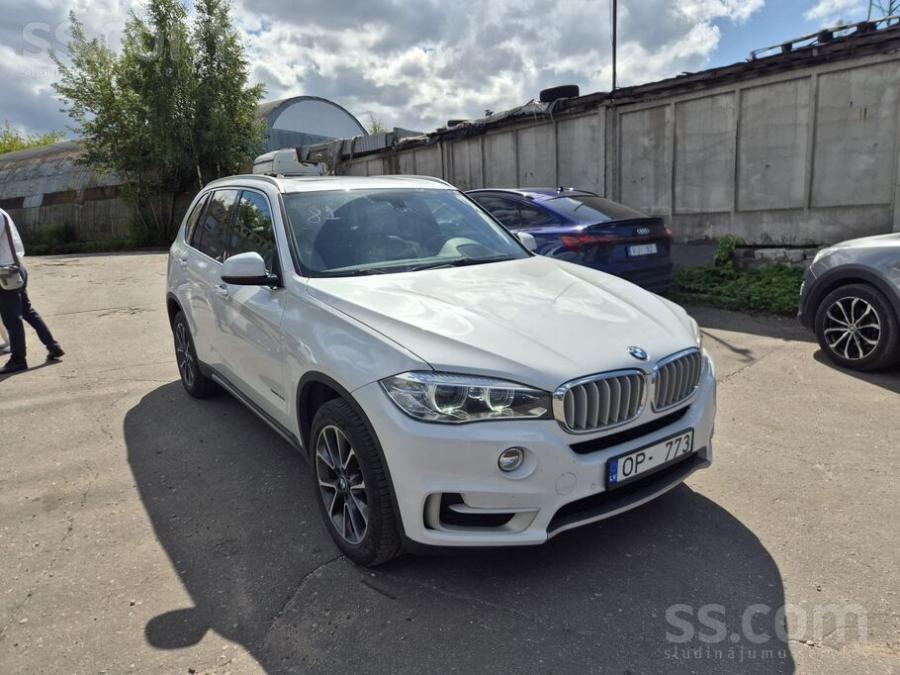 White BMW X5 2016 in Riga, with an engine capacity of 3.00 L and mileage of 90 thousand km for 19490 €, photo 3 on AUTOMOTO.COM.LV