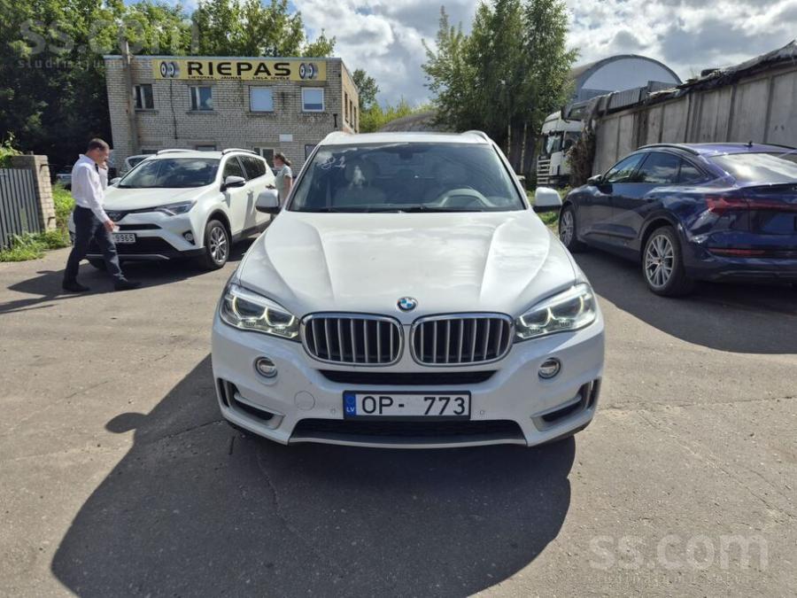 White BMW X5 2016 in Riga, with an engine capacity of 3.00 L and mileage of 90 thousand km for 19490 €, photo 4 on AUTOMOTO.COM.LV