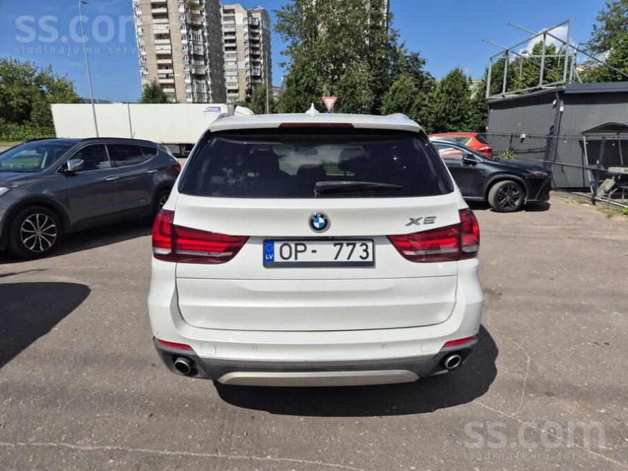 White BMW X5 2016 in Riga, with an engine capacity of 3.00 L and mileage of 90 thousand km for 19490 €, photo 8 on AUTOMOTO.COM.LV