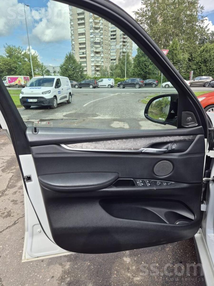 White BMW X5 2016 in Riga, with an engine capacity of 3.00 L and mileage of 206 thousand km for 22590 €, photo 22 on AUTOMOTO.COM.LV
